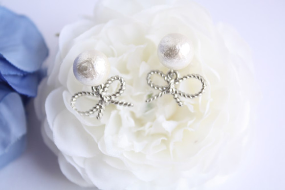 再販 樹脂ノンホールイヤリング・ツイストりぼんとコットンパール S/W イヤリング・ノンホールピアス swiss almond 通販 ...