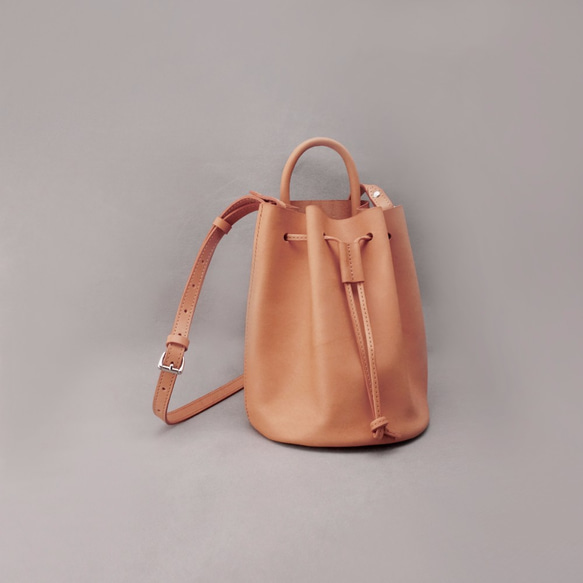 mini Bert伯特 真皮 水桶包 側背束口包 / tan色 植鞣革 / 手工包 斜背包・側背包・肩背包 Rrenae ...