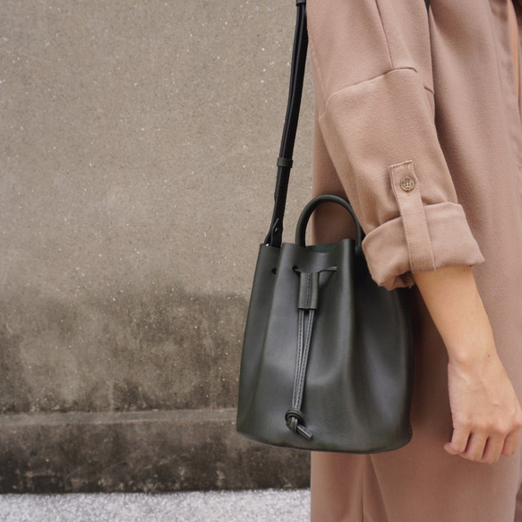 mini Bert伯特 真皮 水桶包 側背束口包 / tan色 植鞣革 / 手工包 斜背包・側背包・肩背包 Rrenae ...