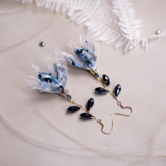 Kou│透明感 上品 ブルー 花びら ピアス イヤリング Flower Earring ピアス（フック・チェーン） Maison du ...