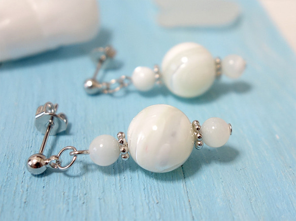 【再販】マザーオブパールの白色ピアス（イヤリング） ピアス（スタッド・一粒） 天然ストーン きなこ堂 通販｜Creema(クリーマ) 2118850