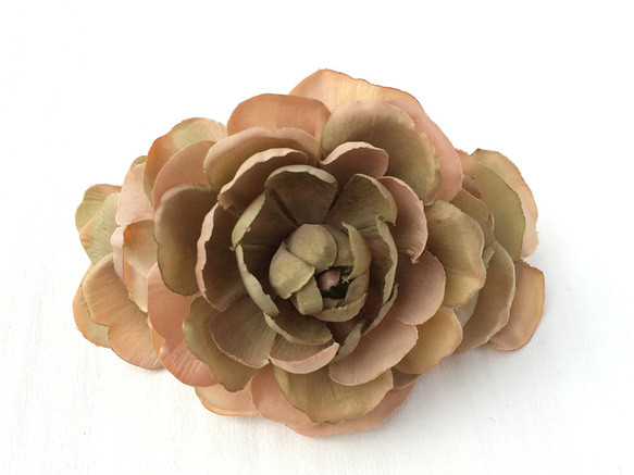 花びらがかさなるバレッタ＜大＞ スモーキーベージュ バレッタ North Little Nest 通販 1753154｜Creema(クリーマ)