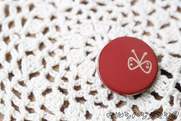 漆塗り丸ブローチ／蝶々【朱】／Round Brooch in URUSHI w/betterfly(Vermilion) ブローチ ウルシ ...