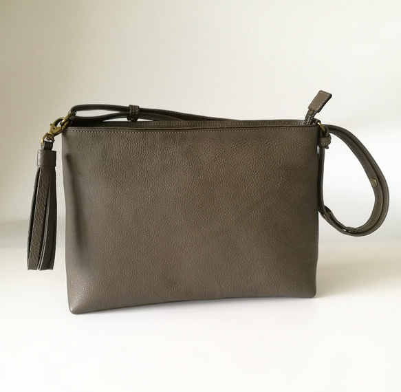 シンプルショルダー☆グレー・クラッチやワンハンドでも使えます ショルダーバッグ naoao.bag 通販 5701597｜Creema(クリーマ)