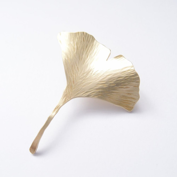 イチョウ真鍮ブローチ ブローチ 拾物金工 shiwu jewelry 通販 8149642｜Creema(クリーマ)