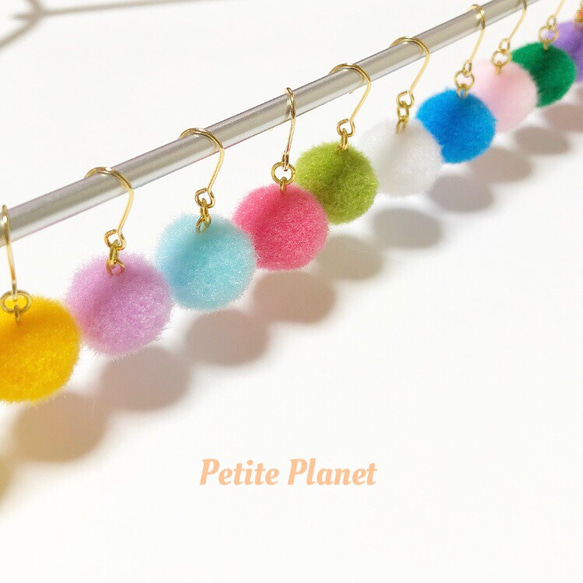 ふわたまポンポン(M)ぷらっとピアス/イヤリング ピアス（フック・チェーン） MarcoSherickaマルコシェリカ 通販｜Creema ...