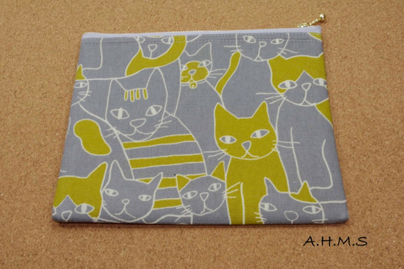 見つめる猫のフラットポーチ ポーチ A.H.M.S 通販 5454983｜Creema(クリーマ)