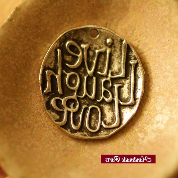 【ハンドメイドパーツ】アンティーク風・メタルチャーム・デコ・銀古美・loveプレート（3個) チャーム tanpo-po 通販 1712913 ...