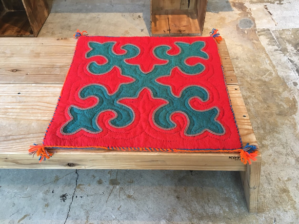 羊毛フェルト チェアマット シュルダック （レッド＆グリーン） クッション・クッションカバー チェベル 通販｜Creema(クリーマ)