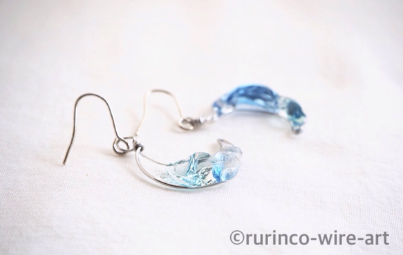 海辺の三日月ピアス クラッシュガラス ピアス（フック・チェーン） rurinco 通販 2870063｜Creema(クリーマ)
