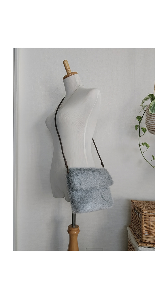 グレーフェイクファーショルダーバッグ ショルダーバッグ mh 通販 12649143｜Creema(クリーマ)