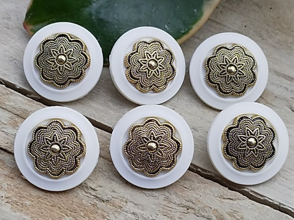 M628【21mmセット6本】レトロ風。金色の花×白いボタン ボタン DAdaButton 通販｜Creema(クリーマ) 11427676