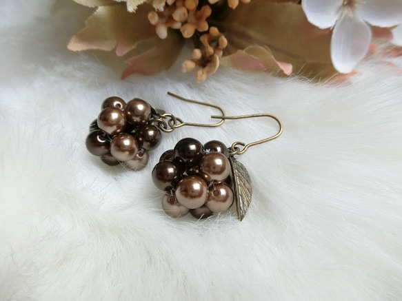 ★送料無料★パールで木の実のようなピアス（ブラウン） ピアス（フック・チェーン） pon-pon.me 通販｜Creema(クリーマ) 3000983