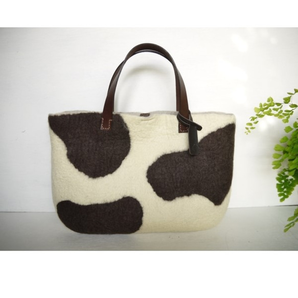 牛柄のフェルトトートバッグ＊受注製作＊ トートバッグ mameno-kona 通販｜Creema(クリーマ) 4895074