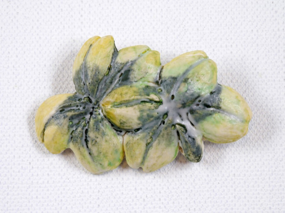 陶器ブローチ-四つ葉のクローバーのレリーフ＆下絵付け-半ツヤ仕上げ ブローチ KAISHIKI Studio 通販 3090262 ...