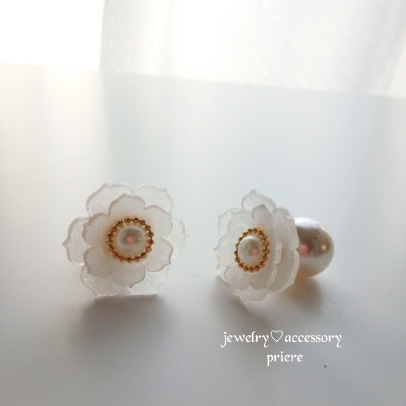 ＊すりガラス風お花、大粒キャッチパール＊（ピアス、イヤリング、チタンピアス） 釘狀耳環 priere 的作品 2108000｜Creema