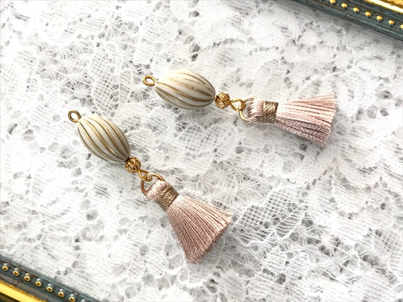 ツイストビーズ×ミニタッセル ピアス（フック・チェーン） つちのこ 通販 4668378｜Creema(クリーマ)