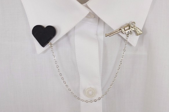 ピストルとハートの襟ブローチ（黒） ブローチ 地下3階 通販 3070393｜Creema(クリーマ)