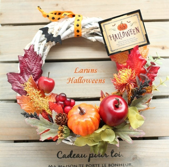 HALLOWEEN ハッピーオレンジパンプキンとリンゴのざっくりした木のリース 直径21㎝こうもりゴースト添えて リース Laruns 通販 ...