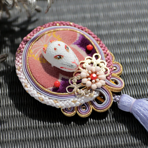 小さい狐面「梅」江戸組紐 房付きブローチ（古布 正絹縮緬） ブローチ asou miwa 通販 12731367｜Creema(クリーマ)