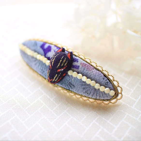 小さな黒狐面のバレッタ・縮緬古布にマザーオブパール（正絹/古裂） バレッタ asou miwa 通販 3684243｜Creema(クリーマ)