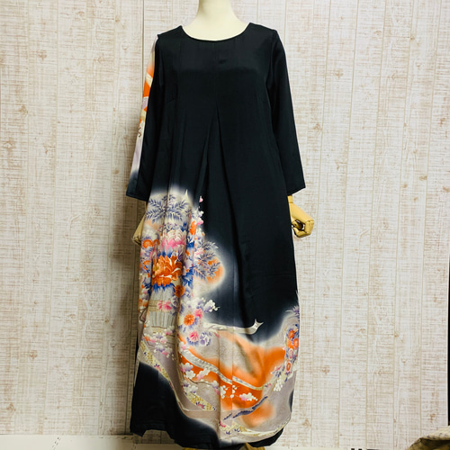 着物リメイク*牡丹・菊・藤など花篭刺繍正絹黒留袖ワンピースM 着物リメイク*牡丹・菊・藤など花篭刺繍正絹黒留袖ワンピースM