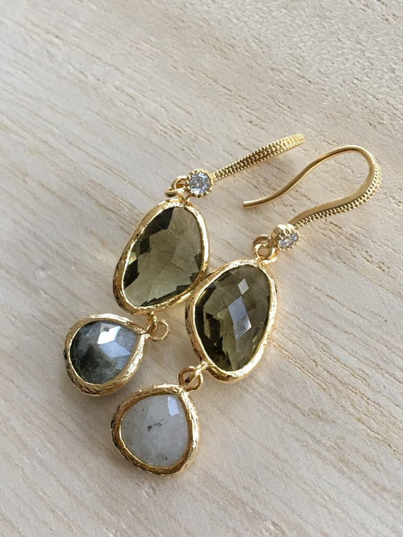 1.22〜《SALE》¥ 2.800→¥1.300 オリーブグリーン&天然石ラブラドライトピアス ピアス（フック・チェーン） la lune ...