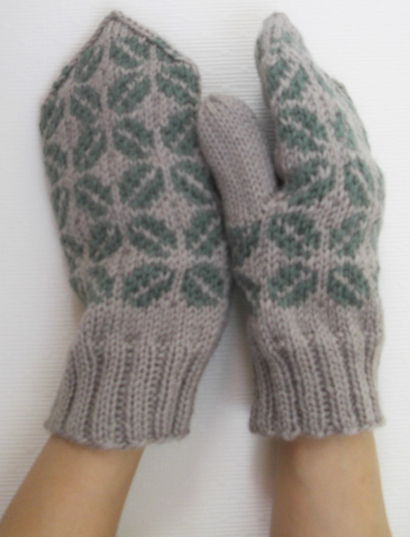 北欧 リーフ柄ミトン ベージュ×グリーン 手袋・ミトン ten 通販｜Creema(クリーマ) 1544831