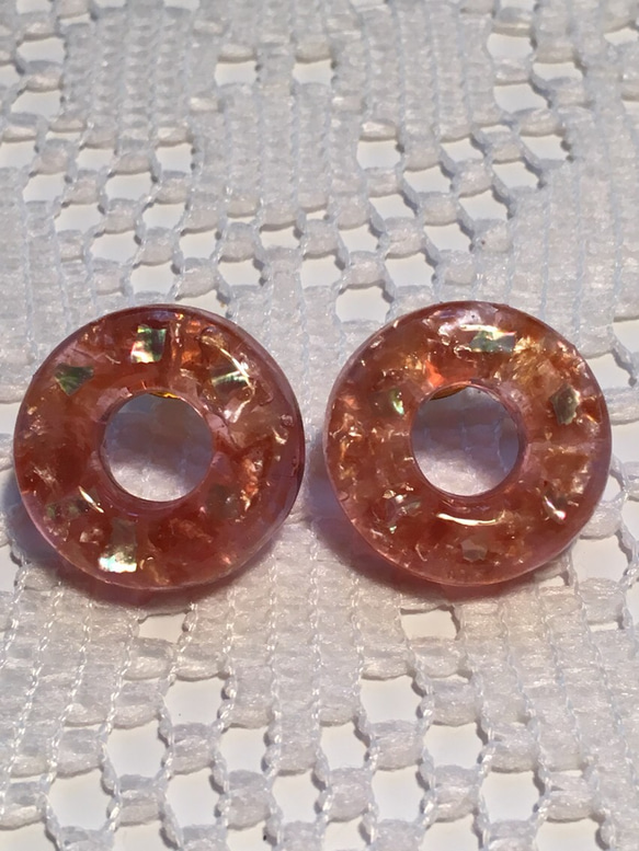 クラッシュシェル螺鈿入りドロップピアスチェリー ピアス（スタッド・一粒） KYASARIN55 通販 3414570｜Creema(クリーマ)