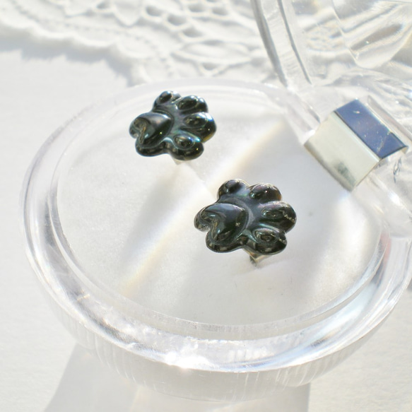 にくキュン ピアス(シェル×チタン)クロ ピアス（スタッド・一粒） きらきらsun 通販｜Creema(クリーマ) 5289178