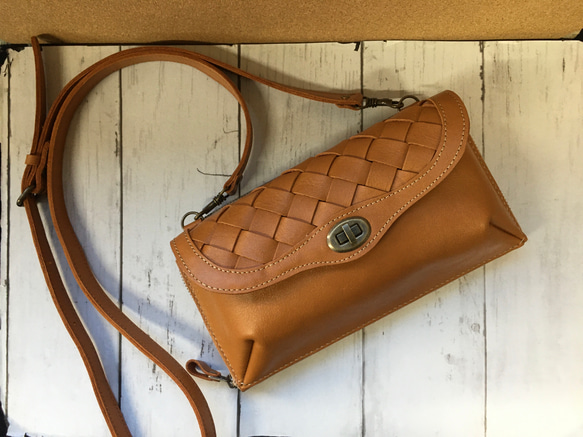 レザーお財布ポシェットLサイズ＊編み込みキャメル 長財布 革小物 cuore 通販 11042235｜Creema(クリーマ)