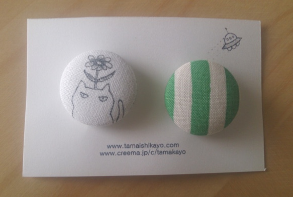 sold 直筆くるみボタンのペアブローチ（花咲きネコとストライプ） ブローチ TAMAISHI KAYO 通販 2170577｜Creema ...