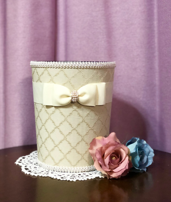 オフホワイト明るいベージュのモロッカン ダストボックス リボン 弓形ビジュー ラベルピエス モロッカンシリーズ ゴミ箱・ダストボックス ...