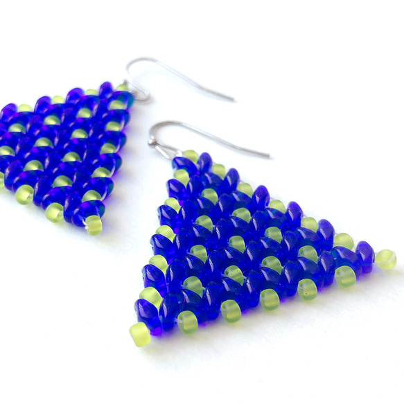 チェコビーズ ツイン大きな三角 ロイヤルブルー／ネオングリーン ピアス／イヤリング サージカルステンレス アレルギー対応 イヤリング・ノン ...