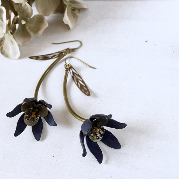 navy poppy pierce/earring ネイビーポピーピアス/イヤリング ピアス（フック・チェーン） Anemoon 通販 ...