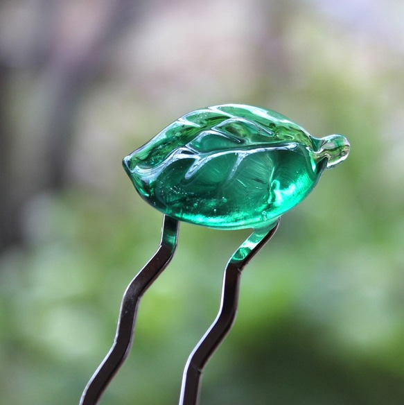 ガラスの葉っぱのかんざし かんざし 船来山硝子工房 通販 5483010｜Creema(クリーマ)