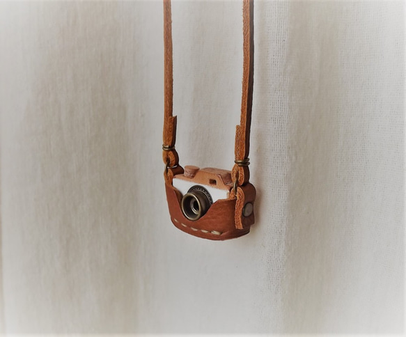 ♪お出かけに♪＊革（レザー）のミニカメラネックレス＊茶色×白＊手縫い・かわいい・おしゃれ・プレゼントにも ネックレス・ペンダント ...