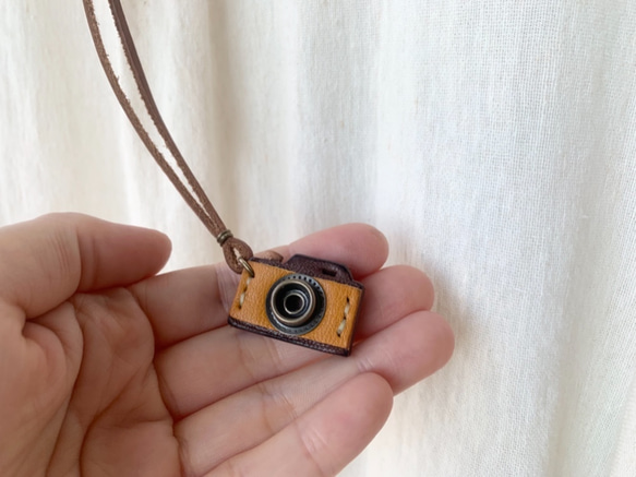 ♪お出かけに♪＊革（レザー）のミニカメラネックレス＊シンプルタイプ＊マスタードイエロー＊・かわいい・プレゼントにも ネックレス・ペンダント ...