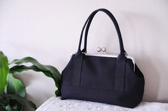 がま口2wayバッグ｜ハンド＆ショルダー＊ブラック帆布＊小ぶりなサイズ感で、装いにさりげない上品さを ショルダーバッグ ...