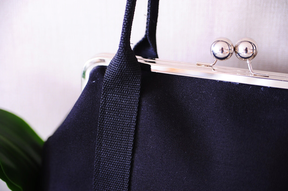 がま口2wayバッグ｜ハンド＆ショルダー＊ブラック帆布＊小ぶりなサイズ感で、装いにさりげない上品さを ショルダーバッグ ...
