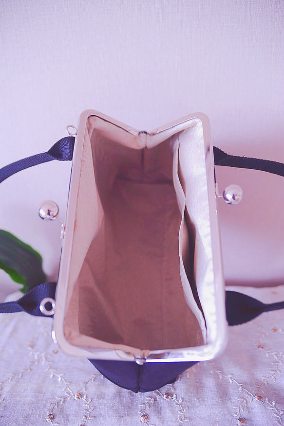 がま口2wayバッグ｜ハンド＆ショルダー＊ブラック帆布＊小ぶりなサイズ感で、装いにさりげない上品さを ショルダーバッグ ...