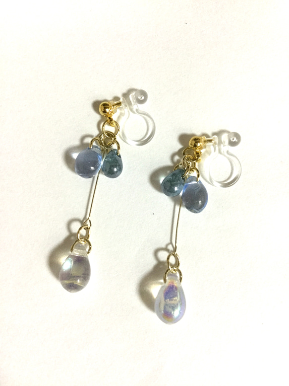 3色ビーズのロングイヤリング（ノンホール樹脂）ブルー系 イヤリング・ノンホールピアス nari 通販｜Creema(クリーマ)