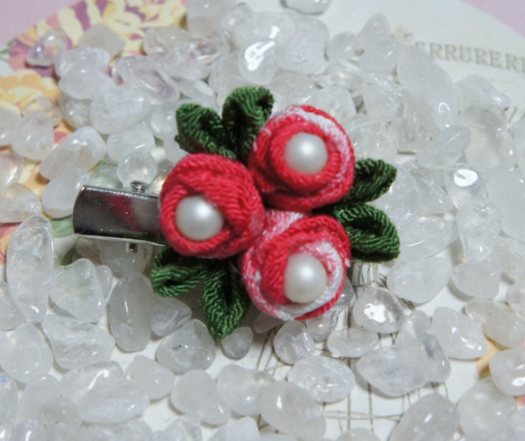 赤色の玉バラのクリップ※送料無料 ヘアクリップ・バナナクリップ haruka 通販 9002797｜Creema(クリーマ)