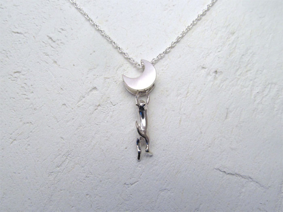 月をつかんだ猫ペンダント ネックレス・ペンダント Garrotin 通販 2256820｜Creema(クリーマ)