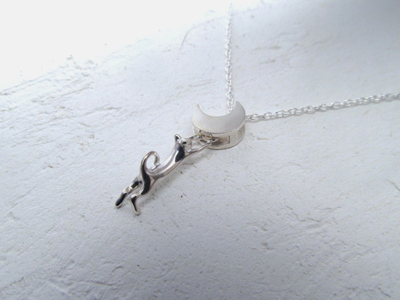 月をつかんだ猫ペンダント ネックレス・ペンダント Garrotin 通販 2256820｜Creema(クリーマ)