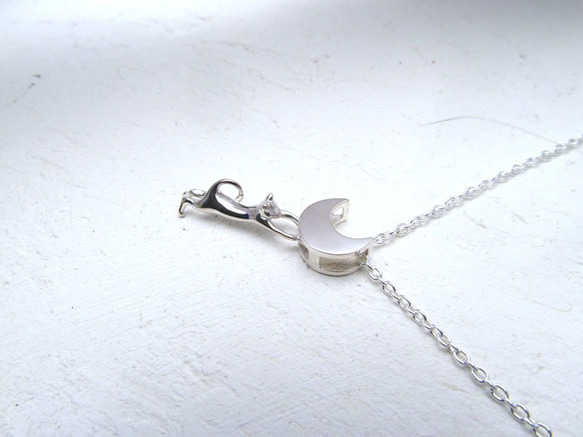 月をつかんだ猫ペンダント ネックレス・ペンダント Garrotin 通販 2256820｜Creema(クリーマ)