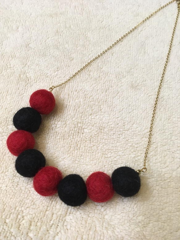 まるまる羊毛ネックレス ネックレス・ペンダント sopo lampaat 通販 4955473｜Creema(クリーマ)