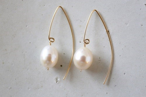 (14kgf)13mmと大粒 天然淡水パールのピアス[kgf0389] ピアス（フック・チェーン） Shaina 通販｜Creema(クリーマ) 5336993