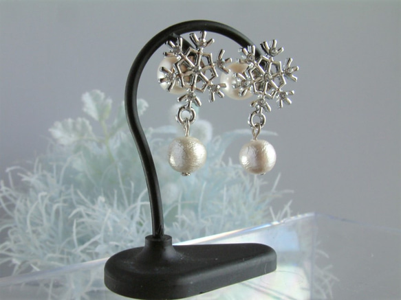 大きめのスノーフレークピアス☆.。.:*・゜ シルバーカラー 雪の結晶 ピアス（スタッド・一粒） ainailona-88 通販｜Creema ...