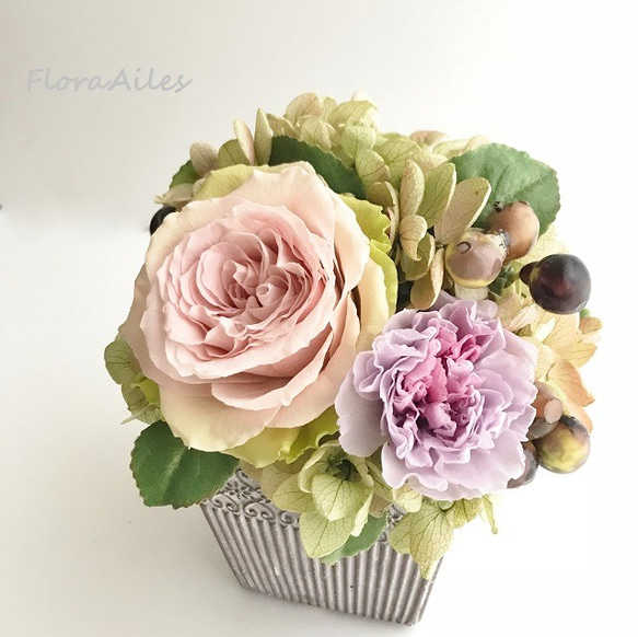 香りのサプライズ付き♪アンティークな雰囲気のアレンジ【メッセージカード無料】 プリザーブドフラワー フローラエール 通販｜Creema ...